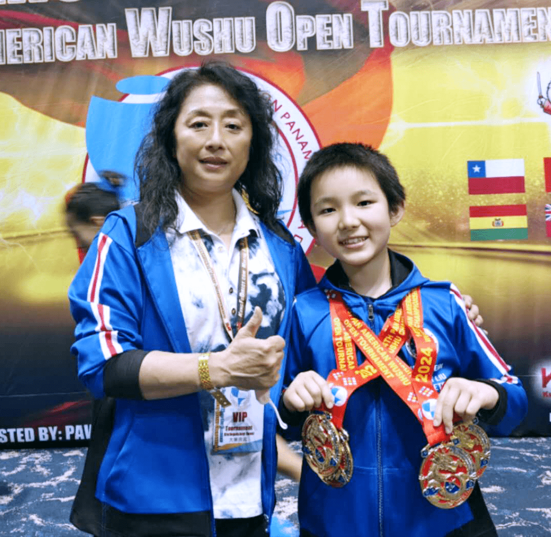 Albert Liu 在「第十四屆泛美武術錦標賽」中獲得4枚金牌。圖為 Albert Liu（右）在頒獎典禮上和主教練高佳敏合影 - 波特蘭新聞